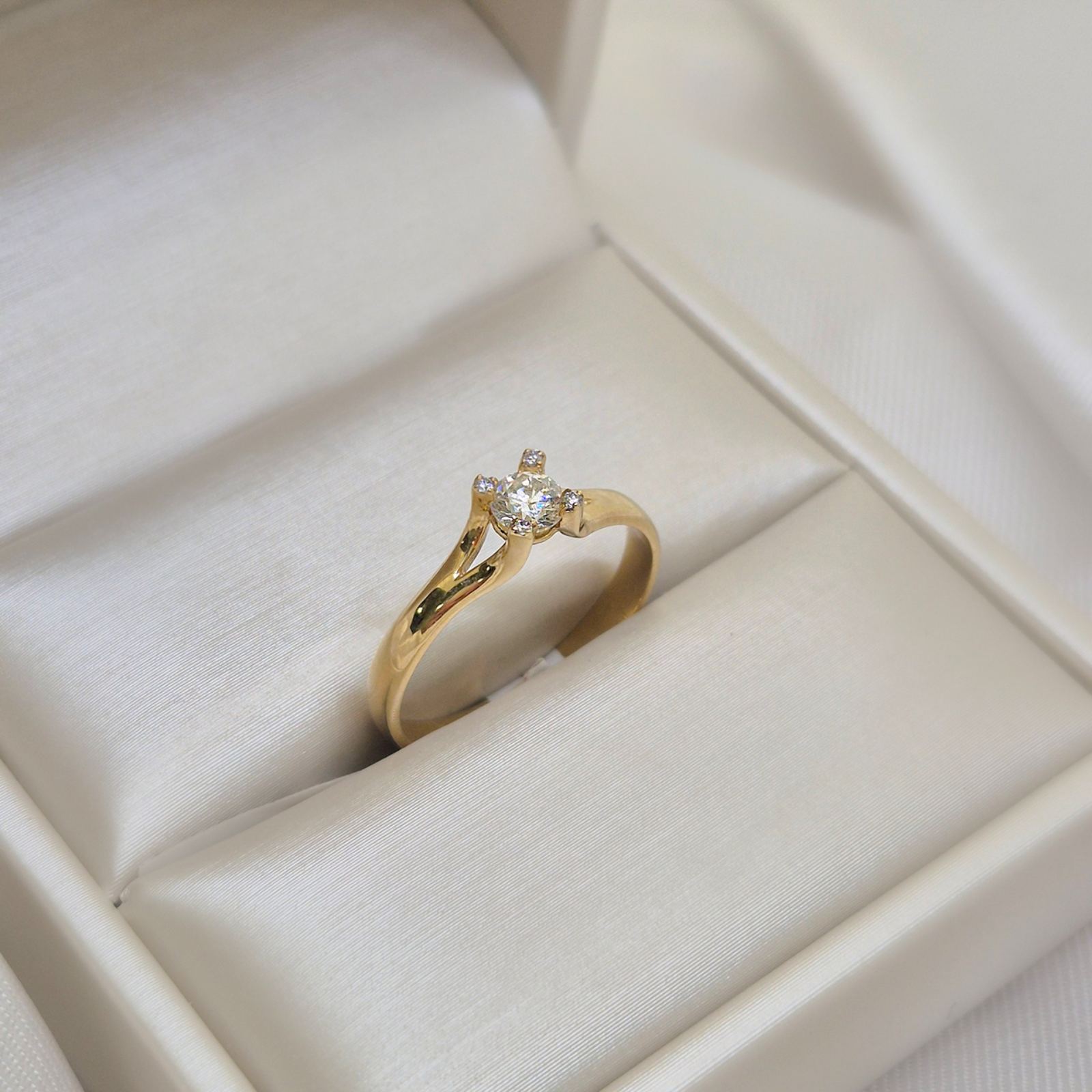 VERENIČKO PRSTENJE SA DRAGIM KAMENOM – Zlatara Petrović